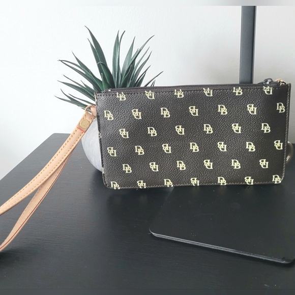 Dooney & Bourke | Bags | Dooney Bourke Black And Tan Leather Wristlet ...